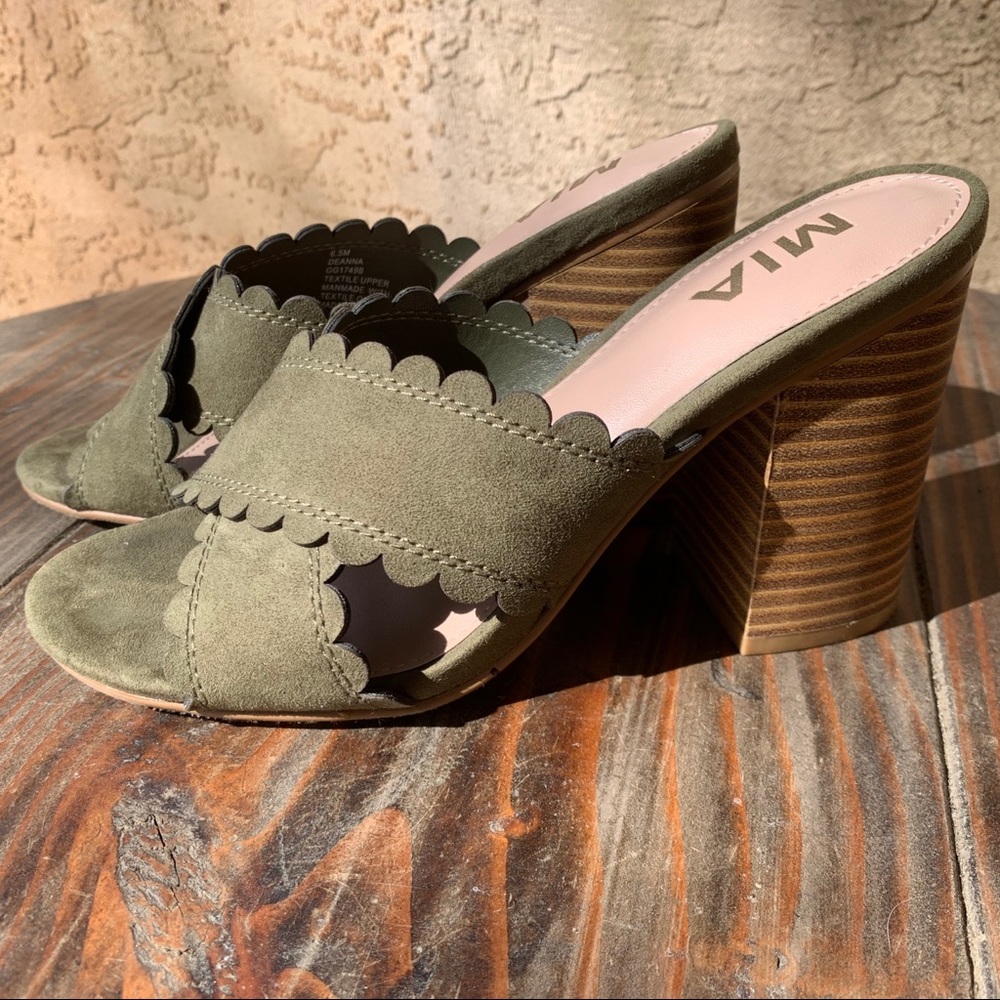 Mia Deanna Scalloped Heels - Gem